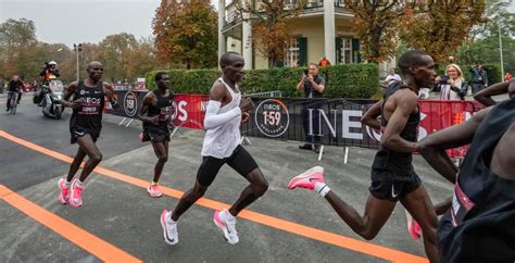 Eliud Kipchoge rompe los límites humanos y baja de las 2 horas en