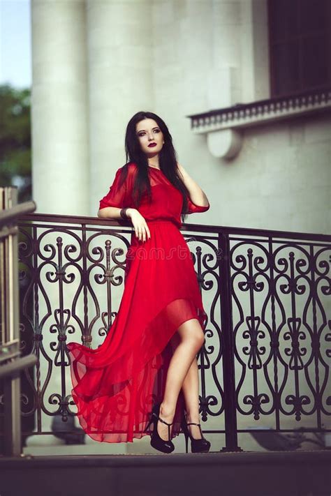 Elegante Sinnliche Sexy Junge Frau Im Roten Kleid Das Nahe Einem