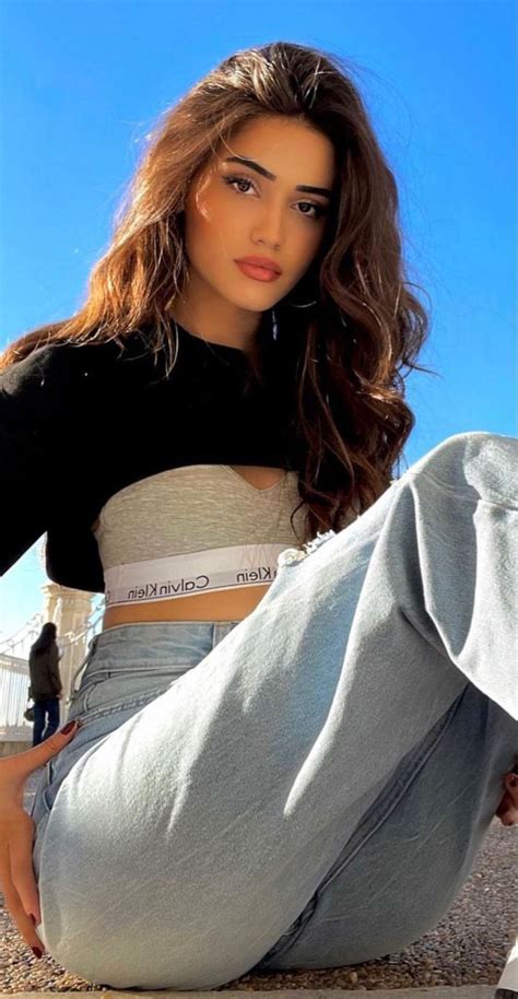 Efsa Ozgur Beautiful Curvy Women Beautiful Italian Women Curvy Woman