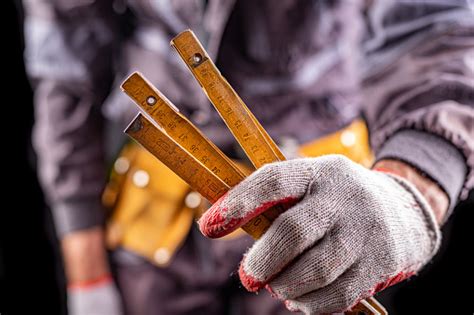 공구 벨트가있는 생산 노동자 작업자의 손에 있는 측정 테이프입니다 어두운 배경 건설업자에 대한 스톡 사진 및 기타 이미지 건설업자 건축가 공구벨트 Istock