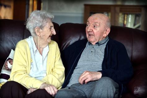 Mujer de 98 años se muda a una residencia para cuidar de su hijo de 80
