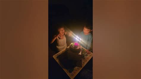 내 생일인데 초는 왜 너네가 부는것인지🥹 Youtube