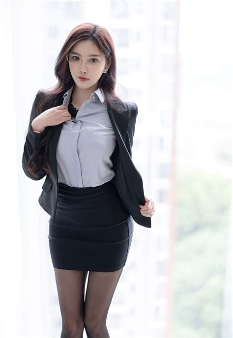 性感制服秘书杨晨晨眼镜美女办公室风骚黑丝高跟美腿写真爱美女