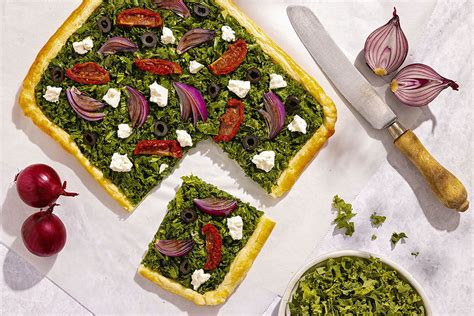 Boerenkooltaart Met Rode Ui Zongedroogde Tomaat En Olijven Eatertainment
