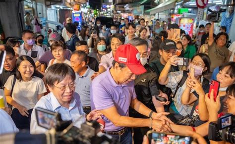 郭台銘走訪嘉義文化夜市 民眾爭相合照簽名高喊「總統好」