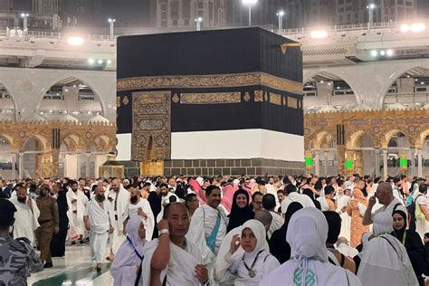 Watch Stunning Time Lapse Video Of Pilgrims Walking Around The Holy