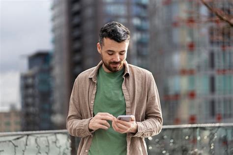 Fotos Homem Olhando Celular fotos de arquivo grátis de alta qualidade