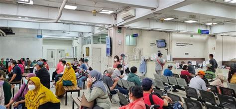 Crowded Hospital Waiting Room Nhs Hospital Trusts With The Longest