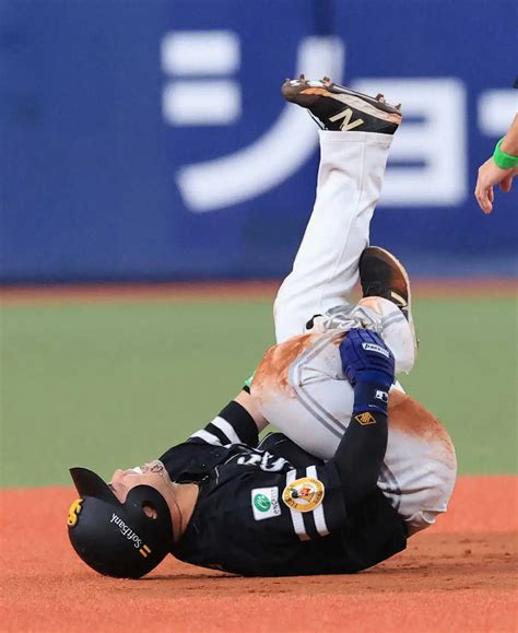 ＜オ・ソ＞4回、二盗を決めた際に足をおさえて倒れ込む近藤（撮影・岸 良祐） スポニチ Sponichi Annex 野球