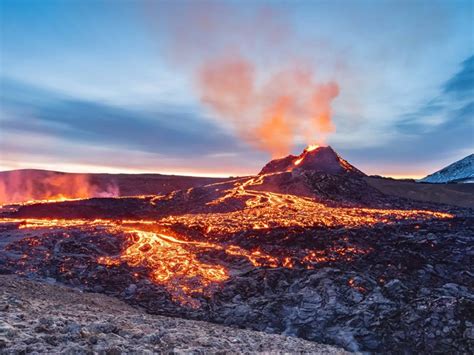 Islanda torna ad eruttare il vulcano vicino alla città di Grindavik