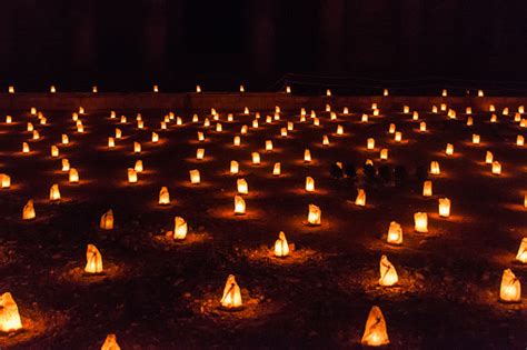 고대 도시 페트라 요르단의 알 카즈네 사원 앞 촛불 Unesco 조직된 단체에 대한 스톡 사진 및 기타 이미지 Unesco