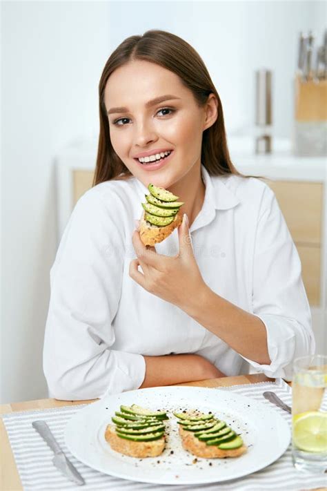Tuercas En Manos Manos De La Mujer Que Sostienen La Comida Sana Foto De