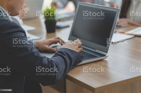 팀 비즈니스와 회의를 하면서 랩톱 컴퓨터를 사용 하는 사업가 회의 계획 비즈니스 개념 남자에 대한 스톡 사진 및 기타 이미지