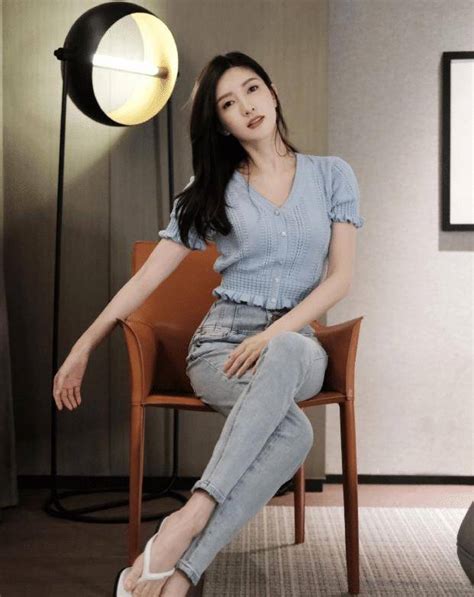 大剪刀”的紧身牛仔裤，江疏影女神的别样坐姿，网友：入迷了！时尚气质一身