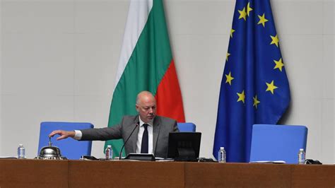 Росен Желязков ще изиска доклада на ДАНС за експулсирането на свещениците от Руската църква