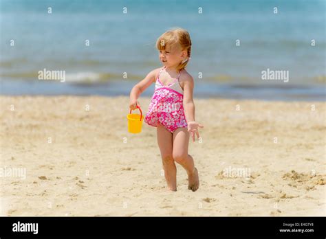 Kleines Mädchen Am Strand Stockfotografie Alamy