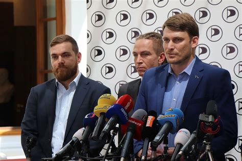 Galerie Milenka Piráta Koláříka Promluvila Manželka Je Načapala „v Akci“ Pak Nabízel Sex Ve