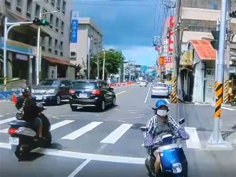 大媽騎士「逆向自撞」路邊吊車 「求償13萬」慘遭檢方打臉