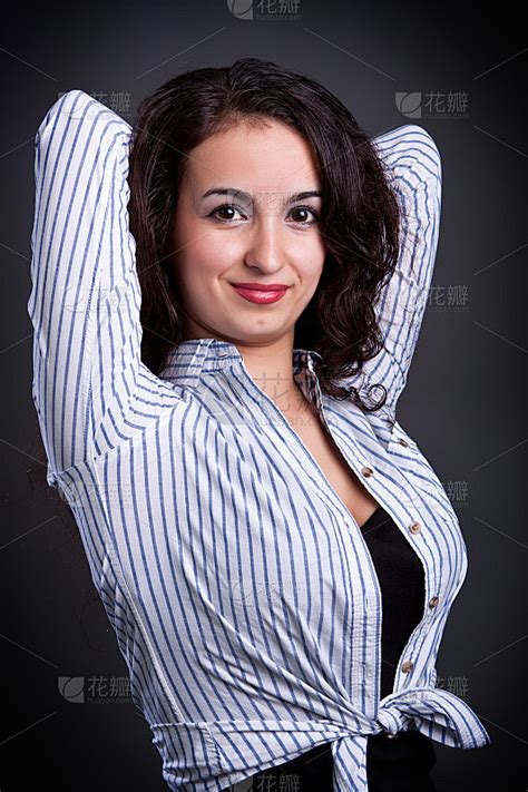 穿白衬衫的黑发女人