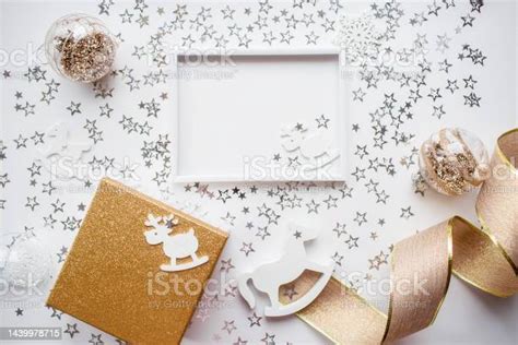 크리스마스 구성 또는 배경입니다 흰색 배경에 선물 별 말 사슴 리본 황금 공이 있는 프레임 2023년 새해의 개념 0명에 대한 스톡 사진 및 기타 이미지 Istock