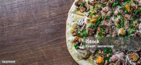 해산물 피자 마리나라 모짜렐라 치즈 새우 홍합 버섯 토마토 소스 후추를 곁들인 피자 나무 테이블 배경에 이탈리아어 피자 0명에 대한 스톡 사진 및 기타 이미지 Istock