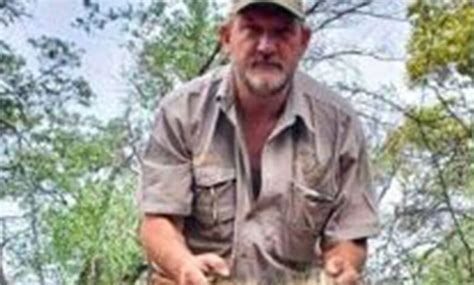 Un Cazador De Leones Jirafas Y Elefantes En Busca De Trofeos Fue