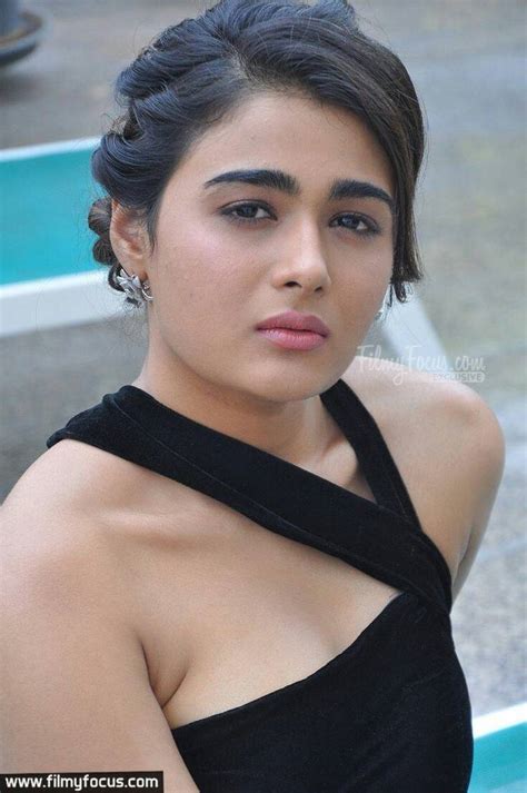 Shalini Panday Scrolller