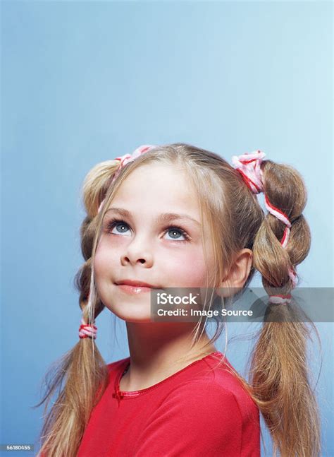 Dziewczyna Z Kitki Zdjęcia Stockowe I Więcej Obrazów Aspiracje Aspiracje Barwne Tło Blond