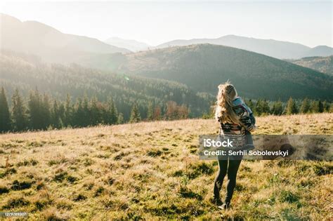 산에서 하이킹을 하는 아이와 어머니 일몰 전에 계곡의 전망을 즐기는 산 꼭대기에 젊은 관광객 행복한 가족 엄마 키스와 포옹 딸