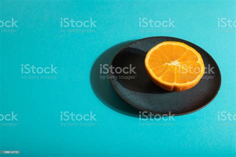 블루 파스텔 배경에 파란색 세라믹 접시에 잘 익은 컷 오렌지 측면 보기 복사 공간 하드 라이트 0명에 대한 스톡 사진 및 기타 이미지 Istock