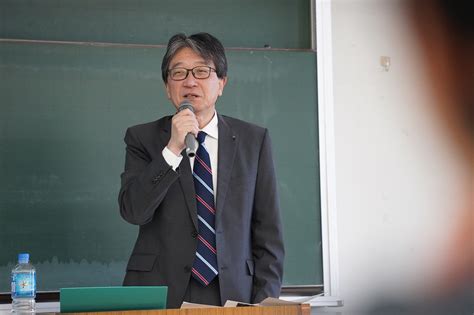 商学部「ものづくり経営学」で熊本県商工労働部の三輪部長がゲスト講義｜学び｜ニュース｜熊本学園大学｜夢のとなりにクマガクがいる。