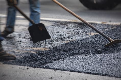 아스팔트 파버 기계와 증기 도로 롤러 도로 건설 및 수리 작업 중 아스팔트 및 포장 의 과정 새로운 도로 건설 현장에서 일하는 노동자 층을 배치 개발에 대한 스톡 사진 및