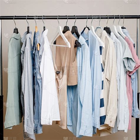 衣柜里的衣架上挂着各种各样的衬衫、t恤和衬衫。夏季系列的童装。有机棉做的衣服。有选择性的重点。素材 花瓣网