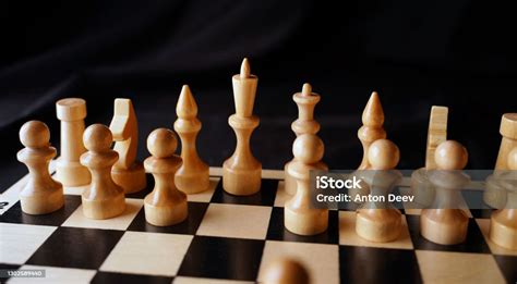체스판에 흰색 나무 조각 검은 색 배경에 게임 중에 설정 된 체스 판 결정에 대한 스톡 사진 및 기타 이미지 결정 경기