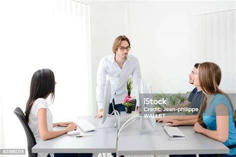 데스크톱 컴퓨터와 비즈니스 스쿨의 교실에서 논의 창조적인 사람들이 4 개 20 24세에 대한 스톡 사진 및 기타 이미지 20 24세 20 29세 30 39세 Istock