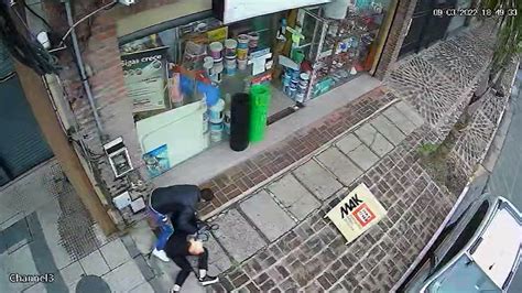 Дикое ограбление пенсионерки в Сьюдад Эвита преступник бросил ее на