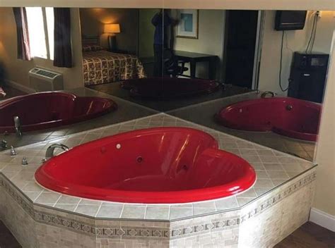 35 Usa Hotels With Heart Shaped Hot Tub In The Room