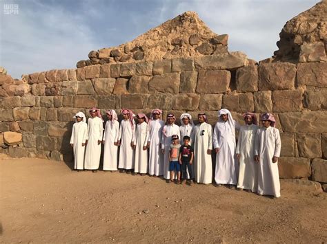 عام طلاب نادي الحي بتعليم نجران يزورون موقع الأخدود الأثري