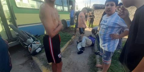 BRUTAL CHOQUE ENTRE COLECTIVO Y MOTO Lomas Conectado