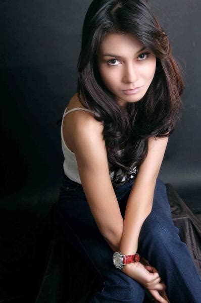 New Hot Women Tante Tante Putty Noor Sexy Actress Indonesian