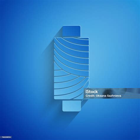 파란색 배경에 격리 된 스풀 아이콘에 종이 컷 바느질 스레드 원사 스풀 스레드 보빈 종이 아트 스타일입니다 벡터 일러스트레이션 공예에 대한 스톡 벡터 아트 및 기타 이미지