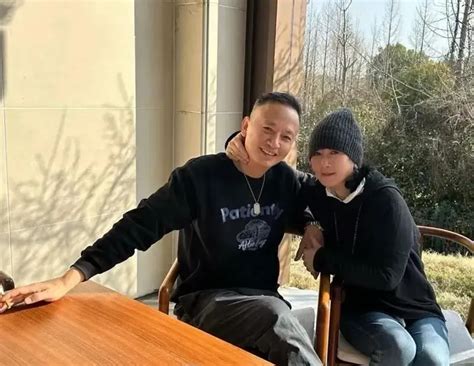 原来他们是夫妻！《红楼梦》里偷偷恋爱，结婚39年幸福如初，被赞神仙眷侣