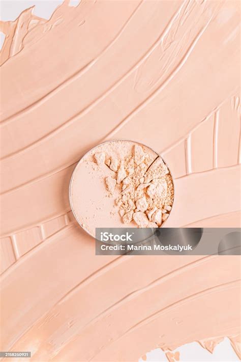 리퀴드 파운데이션 파우더를 배경으로 자연스러운 톤의 부서진 조각이 있는 컴팩트한 파우더의 둥근 블록이 서 있습니다 화장품 배경입니다 다양에 대한 스톡 사진 및 기타 이미지