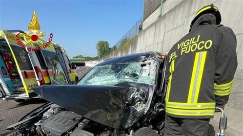 Pauroso incidente frontale ragazza incastrata tra le lamiere è grave