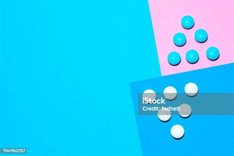 파란색과 흰색 태블릿은 복사 공간이 있는 파란색과 분홍색의 종이 배경에 화살표의 형태로 배치 0명에 대한 스톡 사진 및 기타 이미지 Istock