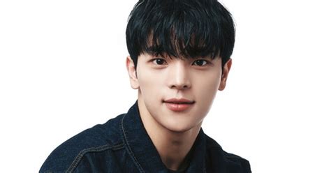 김우진 벌써 데뷔 3주년 늘 응원해 주는 팬들에 감사