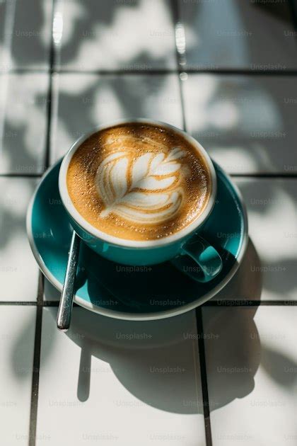 Un Cappuccino Sur Une Soucoupe Sur Un Sol Carrelé Photo Café Photo