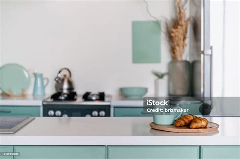 부엌 식탁 위의 나무 쟁반에 커피 한 잔과 신선한 크로와상 부엌에 대한 스톡 사진 및 기타 이미지 부엌 주방 조리대 요리하기 음식 준비 Istock