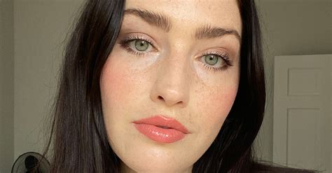 This Tiktok Hack Ensures Perfect Eye Shadow Application Who What Wear