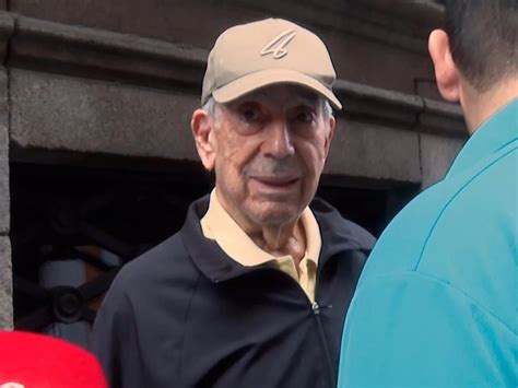 Mario Vargas Llosa Periodista Española Afirma Que “está Mal” De Salud